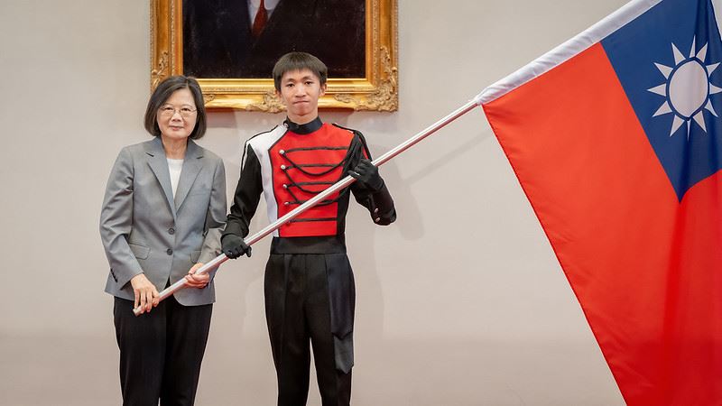 外交部NGO雙語網站 - 為建中樂旗聯隊授旗 總統期勉同學秉持堅定、自信的臺灣精神 在世界盃行進樂隊大賽獲得佳績